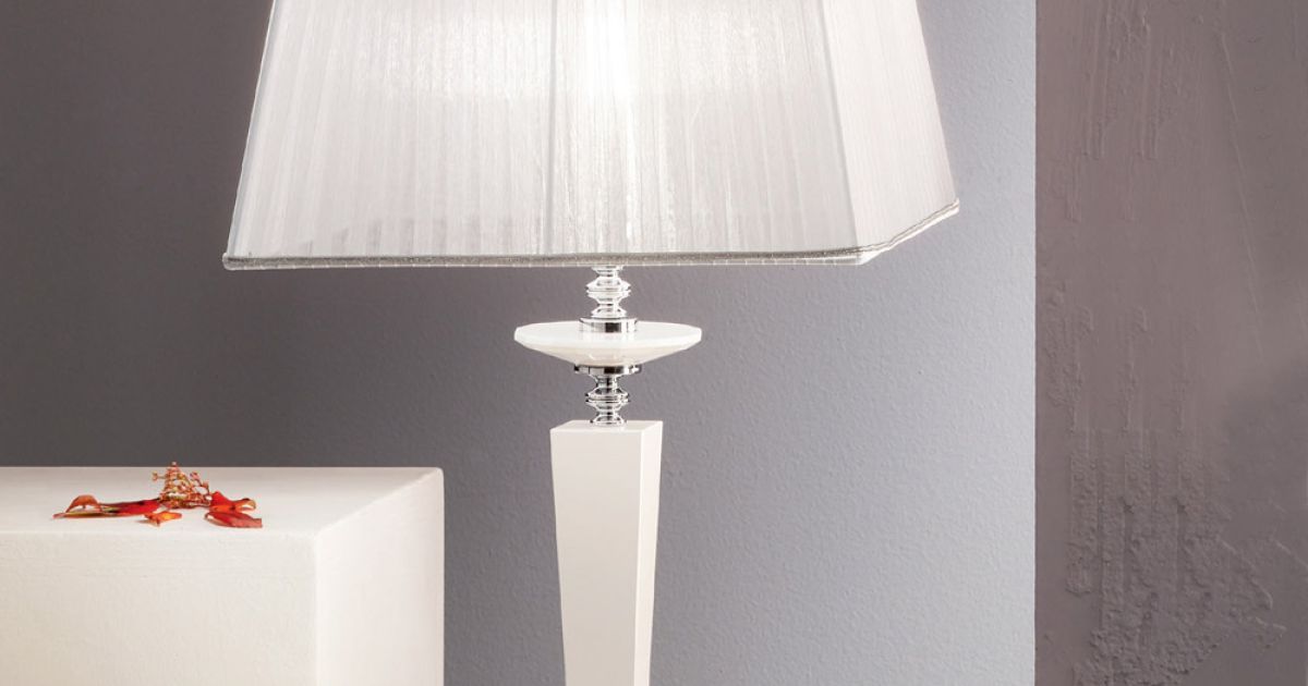 Classic Design Table Lamp and Italian Glass Shade