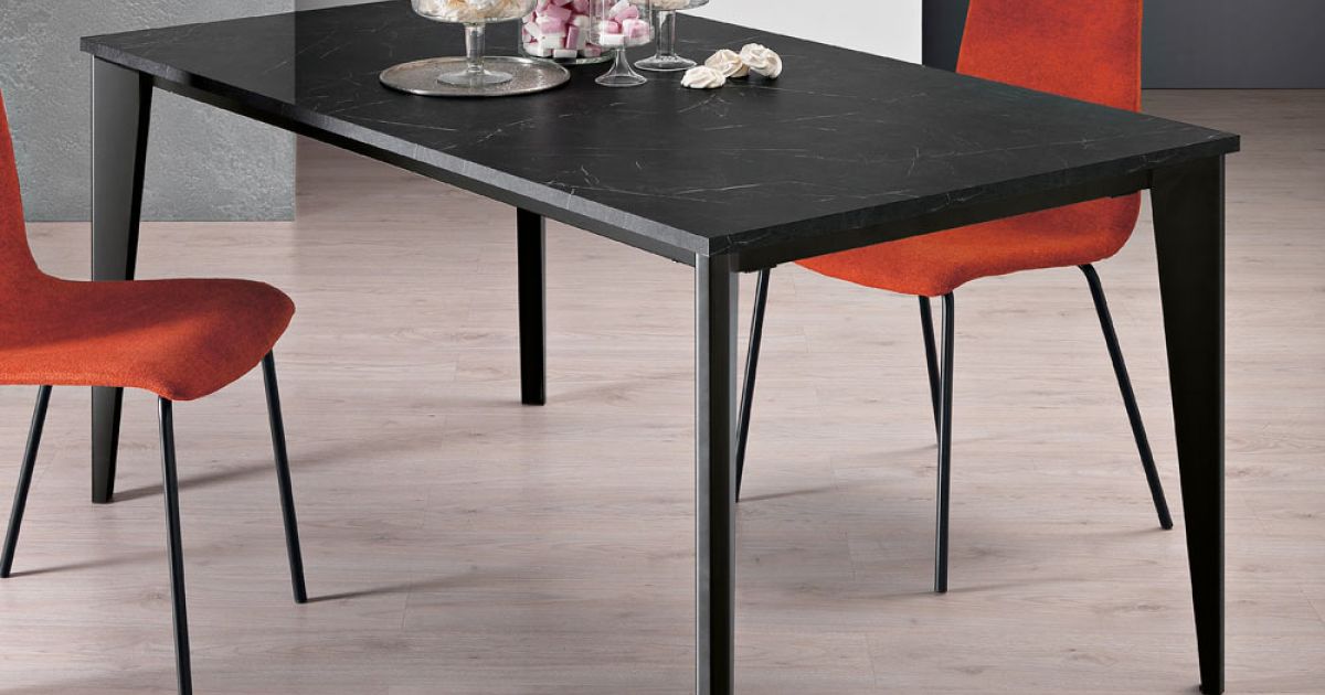 Extendable table in melamine with black marble finish